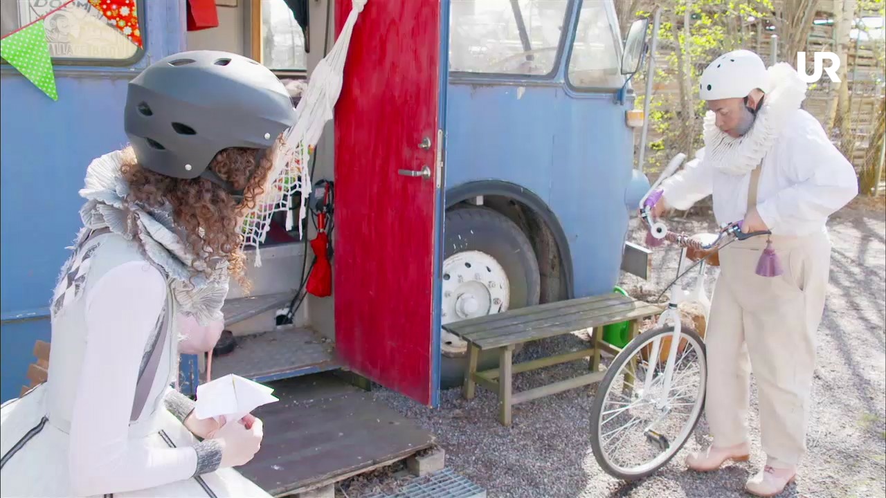 Gordon & Penny: Ride a bike | UR Play