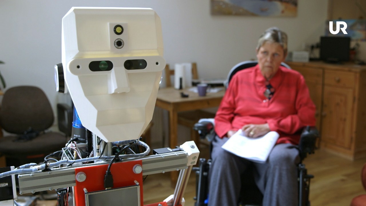 En robot i familjen: Hemtjänst och bästa kompis | UR Play En robot i familjen: Hemtjänst och bästa kompis | UR Play